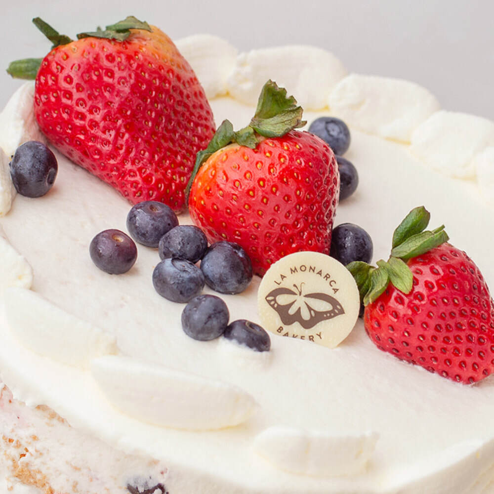 Vanilla & Fresh Fruit Cake | La Monarca Bakery
